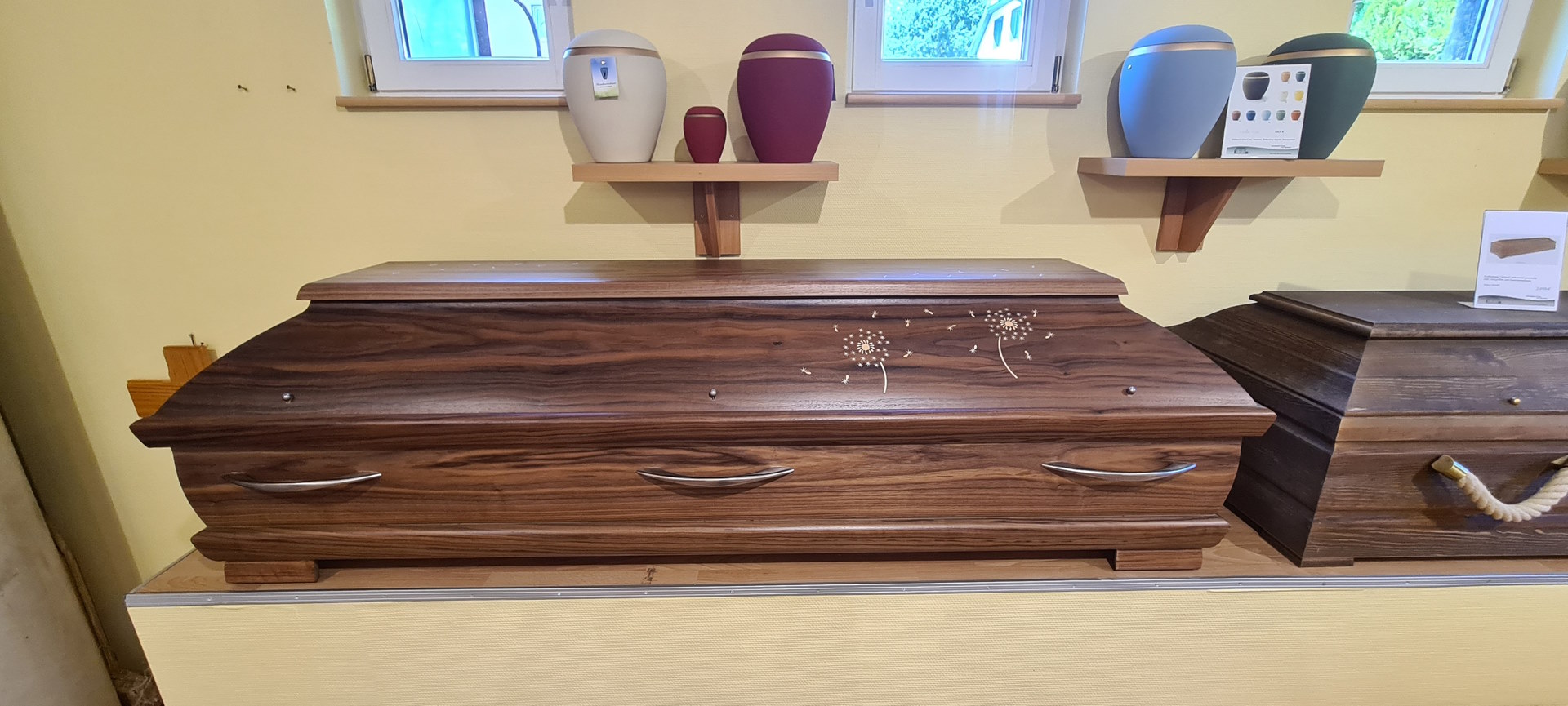 Sargmodelle im Bestattungshaus Schlage