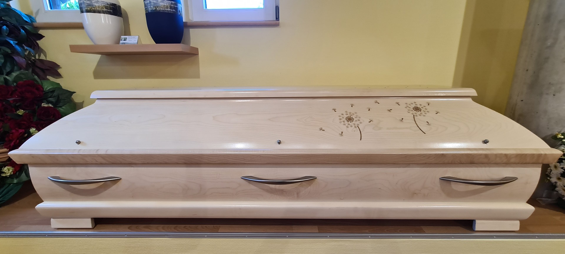 Sargmodelle im Bestattungshaus Schlage