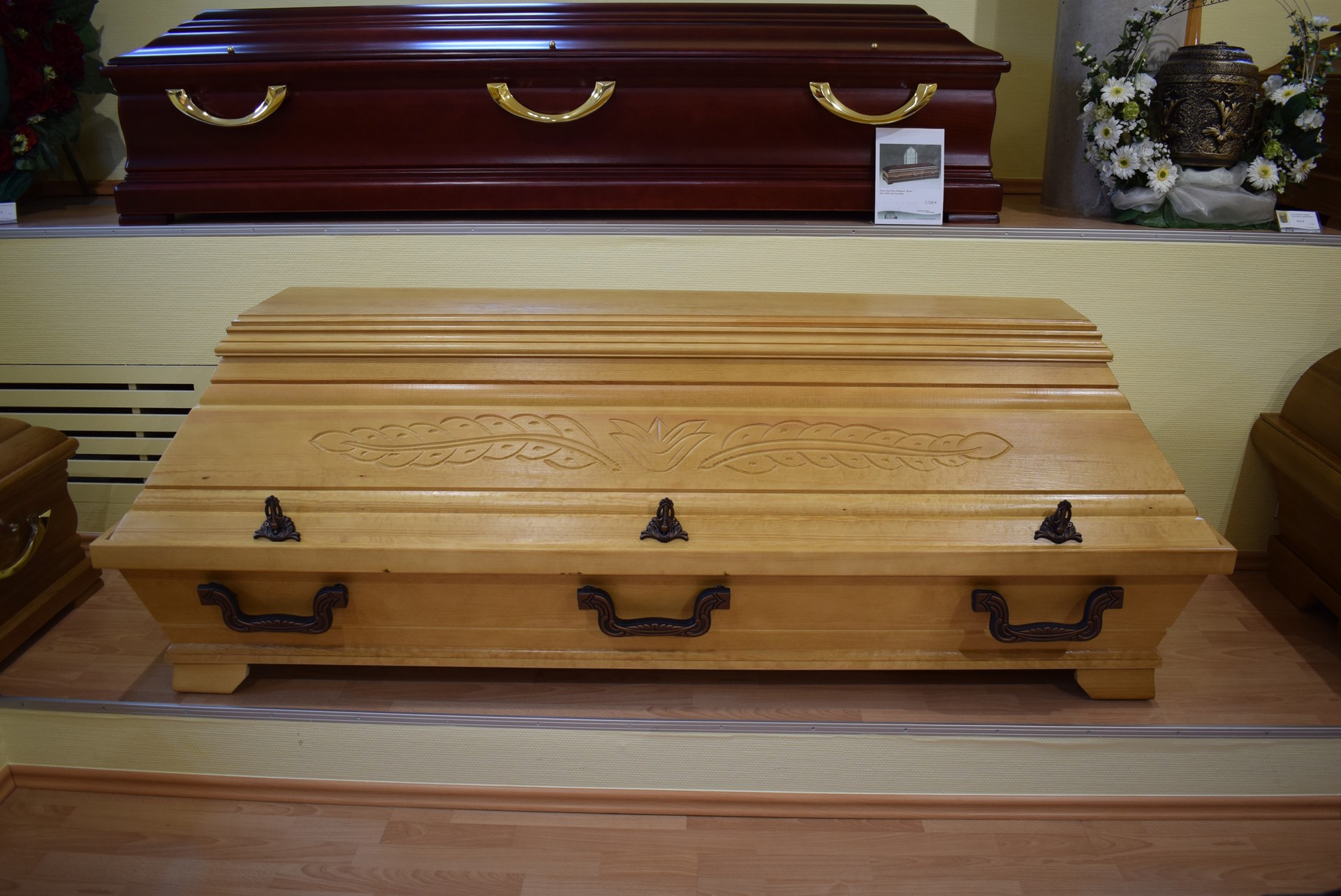 Sargmodelle im Bestattungshaus Schlage