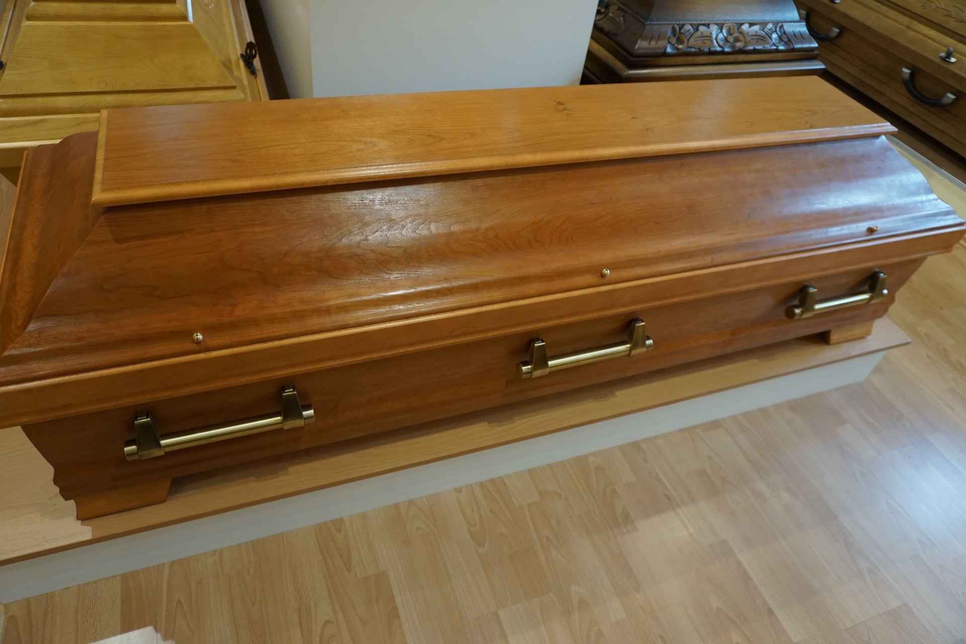 Sargmodelle im Bestattungshaus Schlage