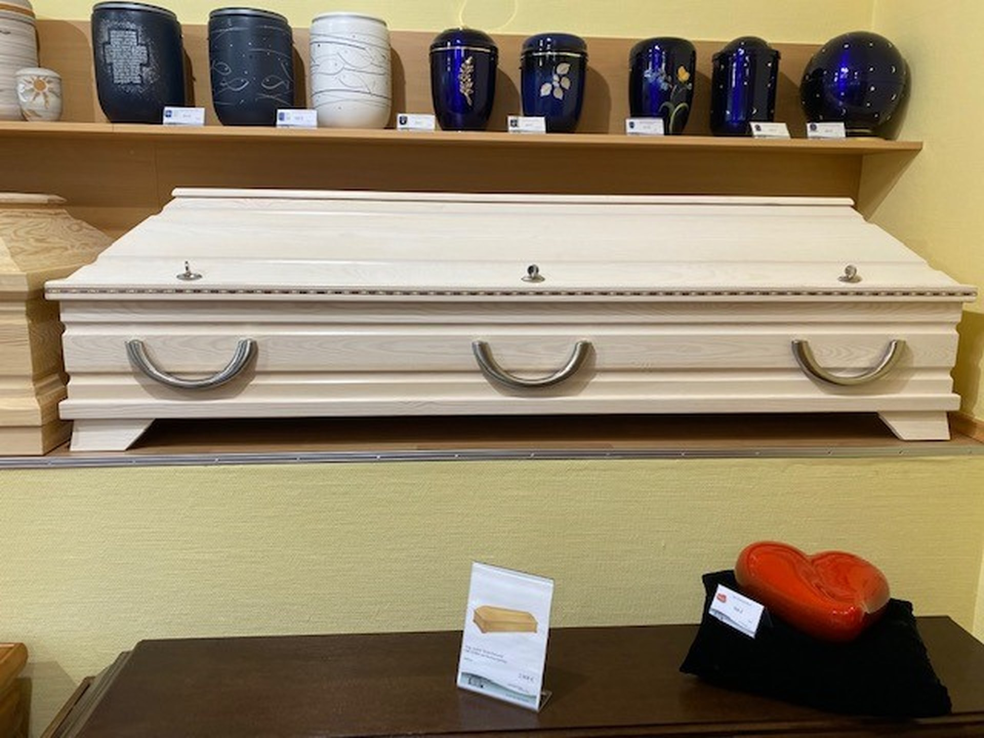 Sargmodelle im Bestattungshaus Schlage