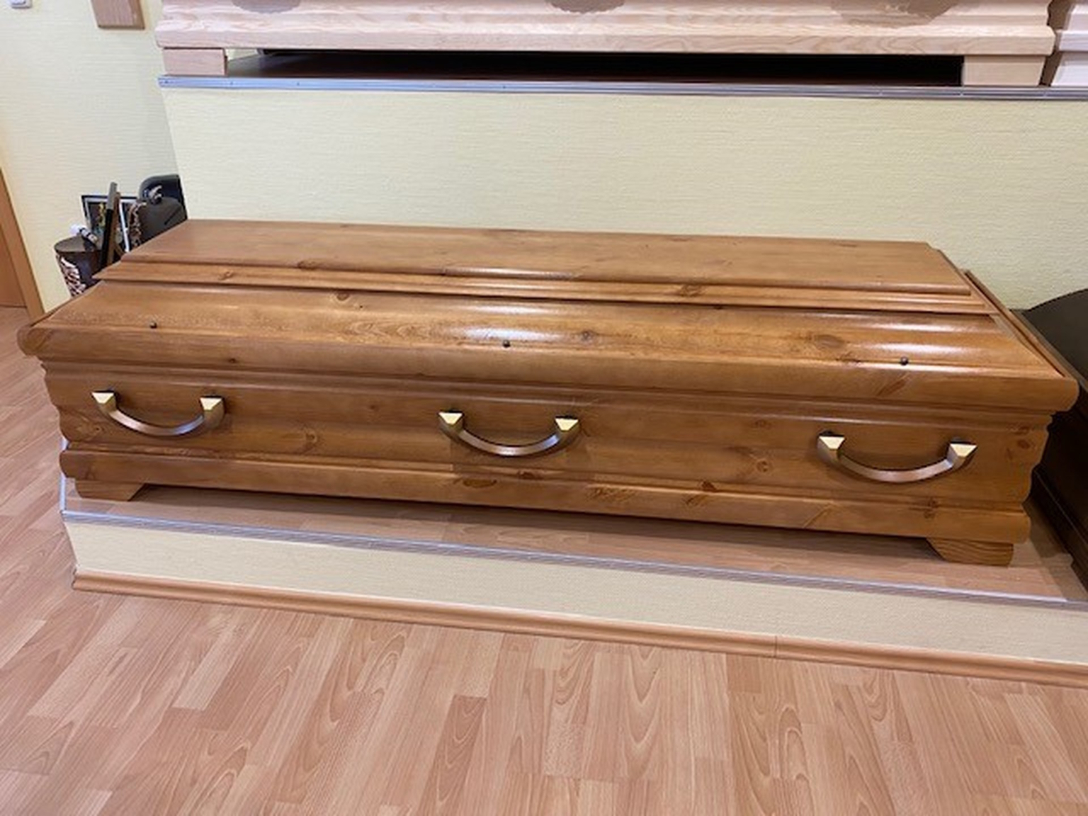 Sargmodelle im Bestattungshaus Schlage