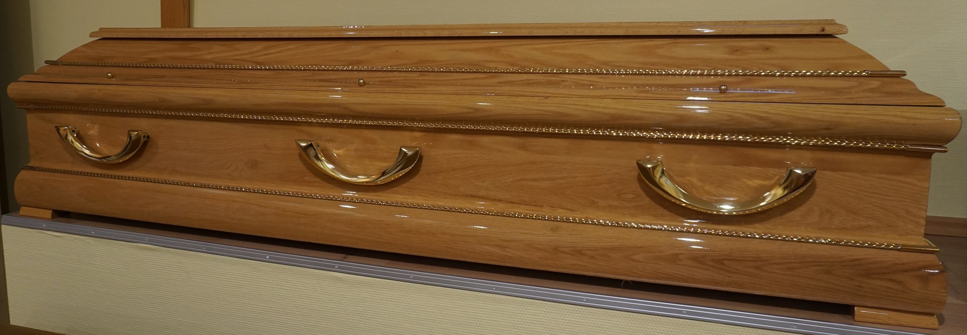 Sargmodelle im Bestattungshaus Schlage